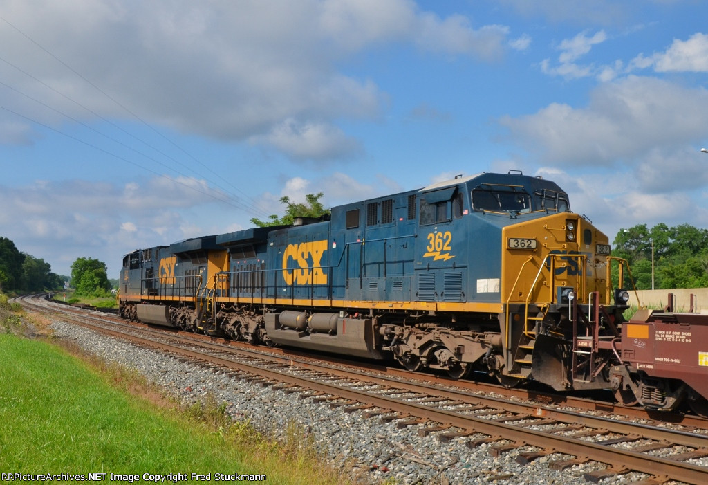 CSX 362 and it's cousin head west toward Akron.